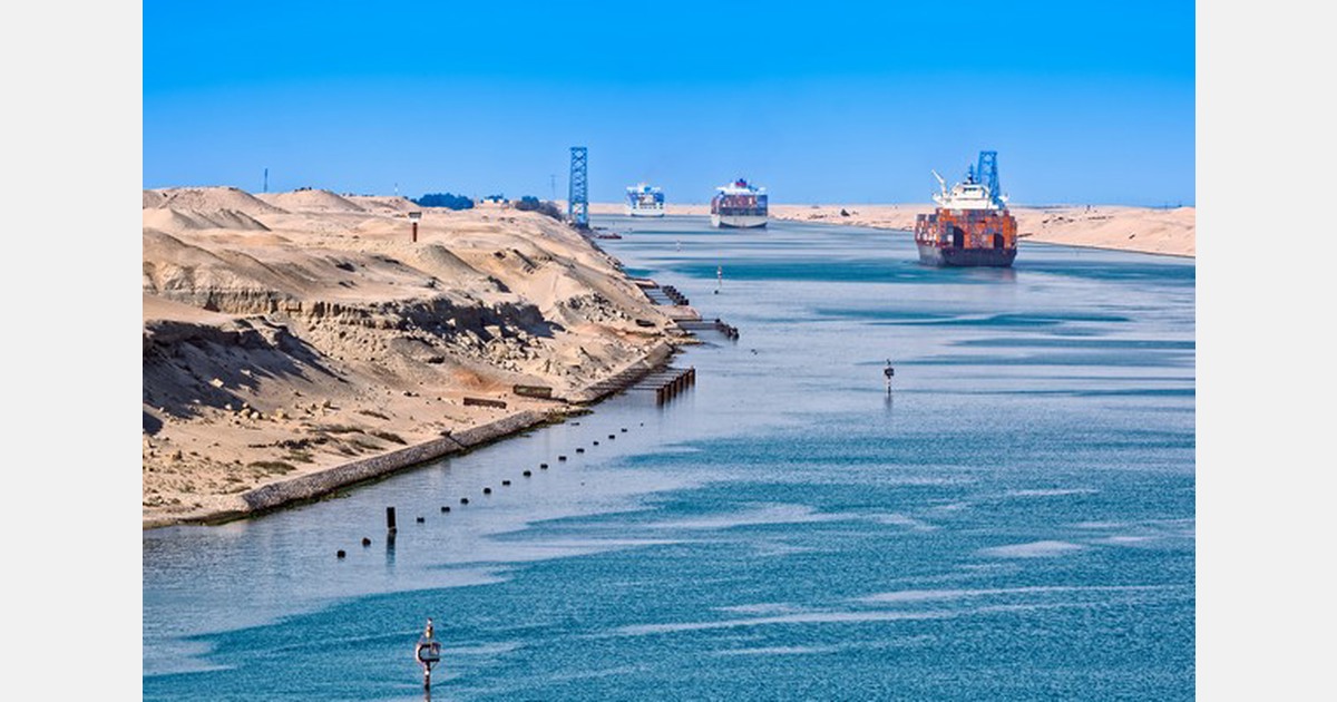 Maandagochtend vastgelopen containerschip in Suezkanaal vaart weer