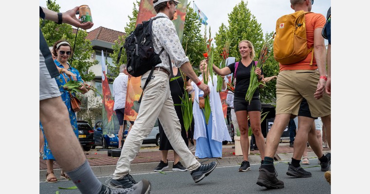 12.000 takken gladiolen uitgedeeld tijdens Nijmeegse vierdaagse